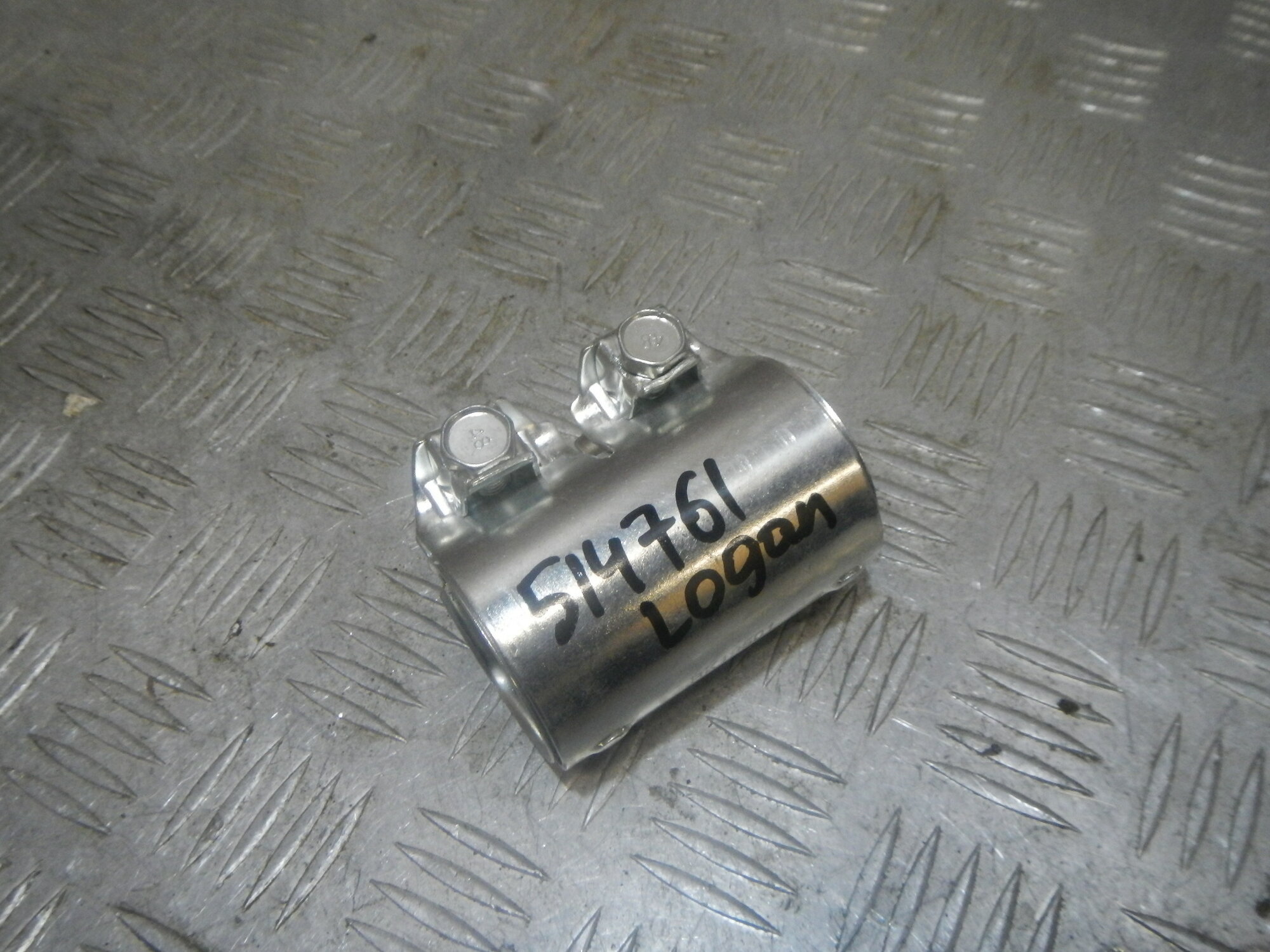 Б/У Хомут глушителя, Renault (Рено)-LOGAN (14-) RENAULT LOGAN (14-) Breckner Дубликат, новый. 514761 RENAULT арт. BK19501