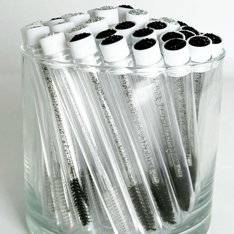 Щеточки нейлоновые для ресниц и бровей в колбе/футляре 50 шт, 25 Белых+25 Черных, ручки с блёстками