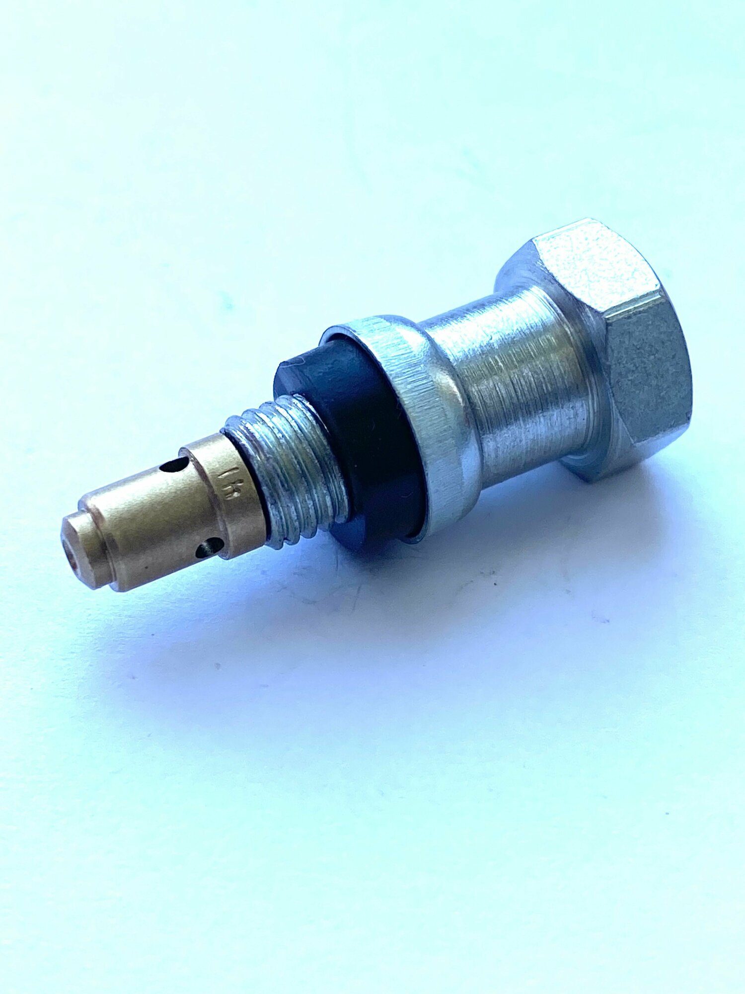 Заглушка оригинальная вместо электромагнитного клапана ( 41 номер карбюратор Солекс) ВАЗ 2108 арт. 2108-76645275