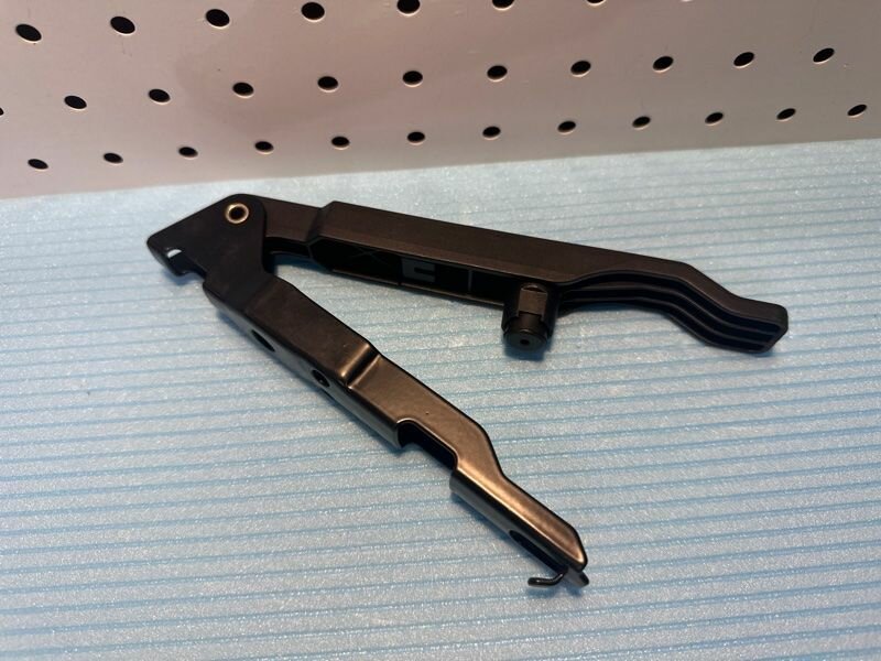 Ручка замка капота двигателя SCANIA P R G 4 и 5 серии (Рычаг открытия решетки радиатора) скания