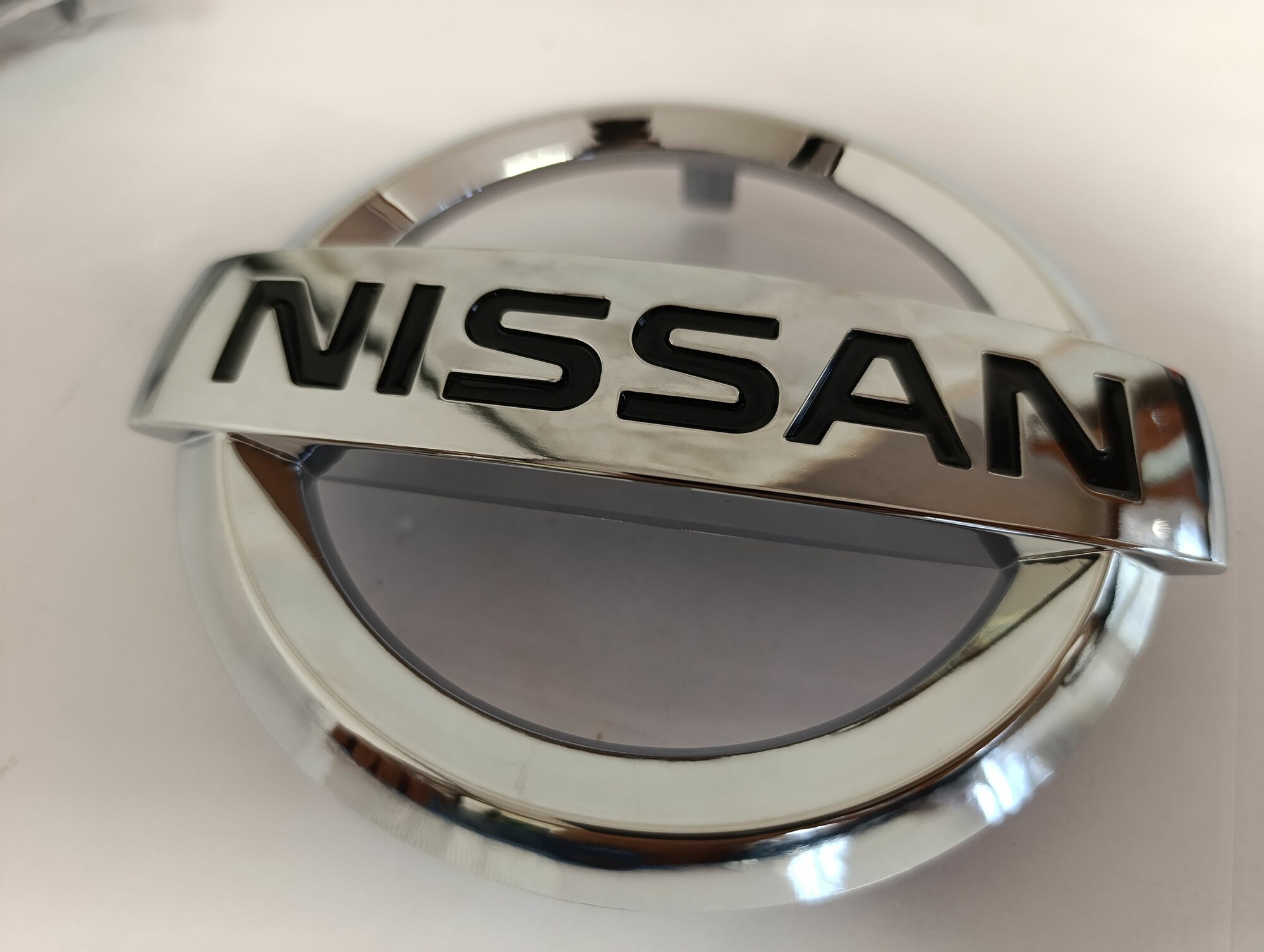 Эмблема решетки радиатора Nissan JUKE Nissan X-Trail T31 62890-1KA0A Хром