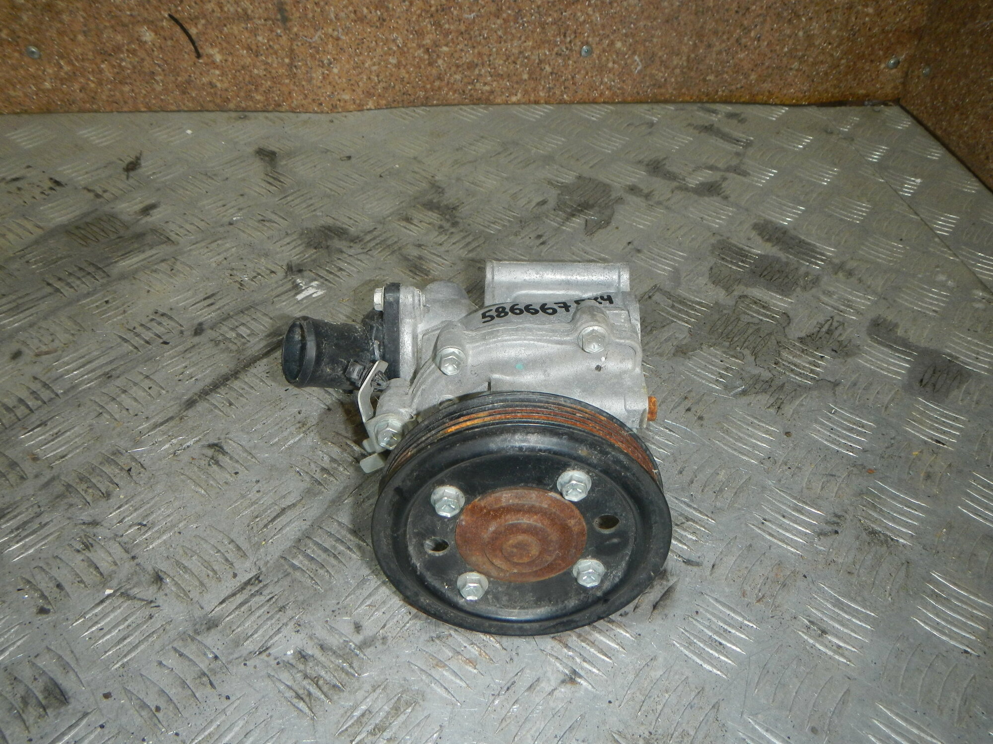 Б/У Насос водяной (помпа), Suzuki (Сузуки)-SX4 (06-) SUZUKI SX4 (06-) J20A.В сборе,со шкивом. Без повреждений. 586667 SUZ...