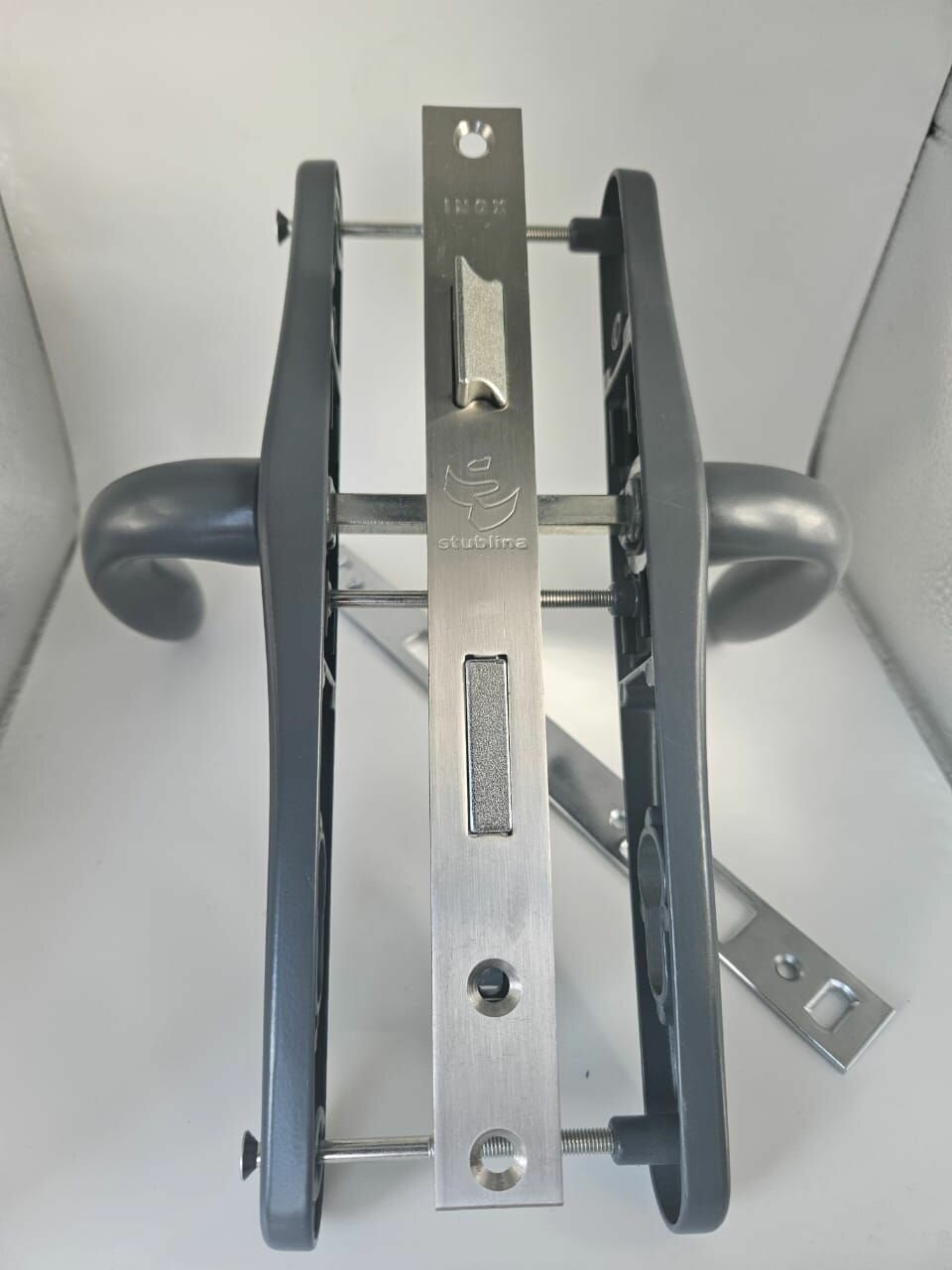 Комплект замок и ручка на калитку с ответной планкой (ручка STUBLINA, серая, ral 7024 + замок STUBLINA)