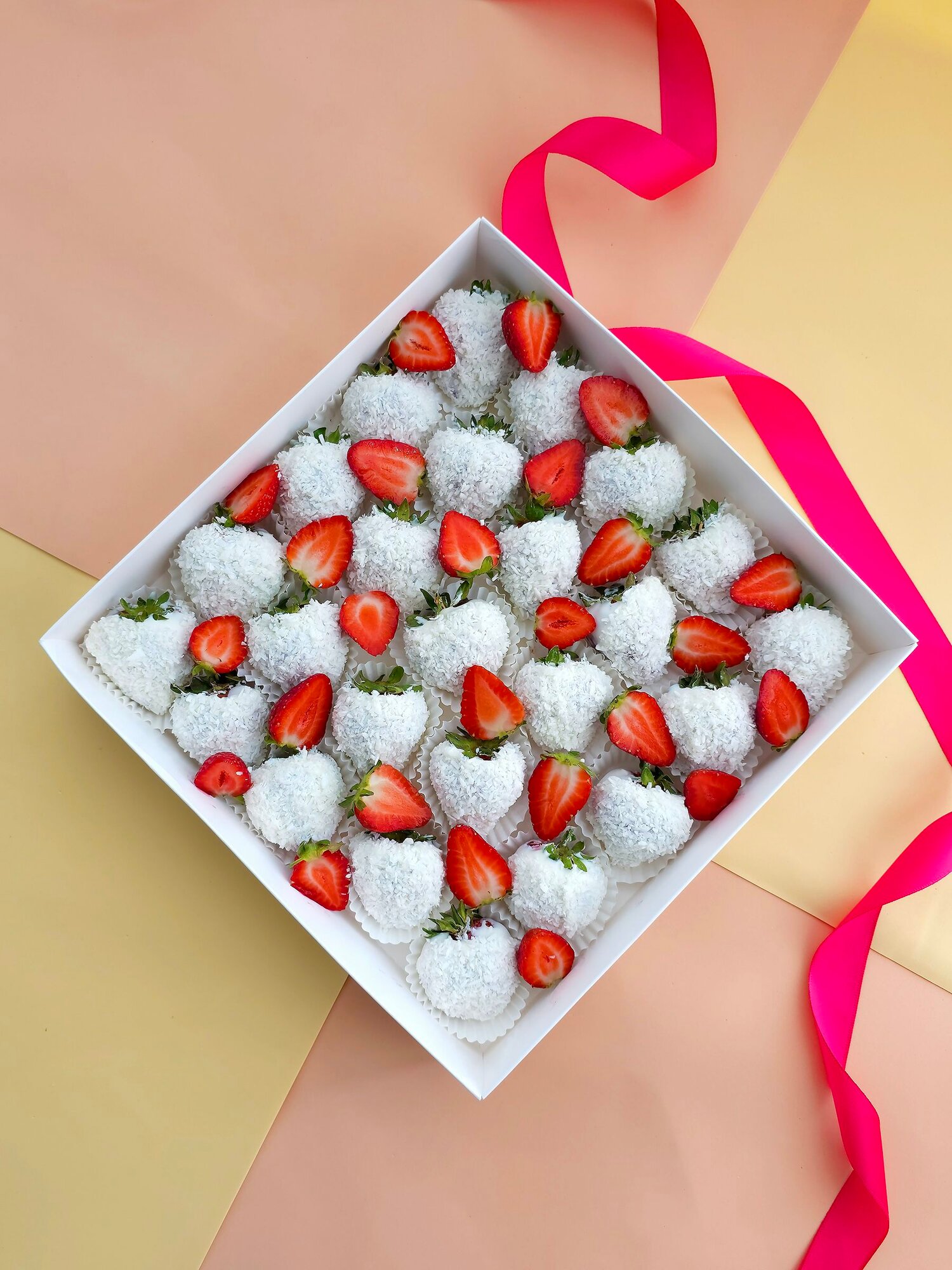 Клубника в шоколаде ( 25-35 ягод) "Кокос и Клубника" подарок маме, жене на День рождения, Сладкий подарочный набор