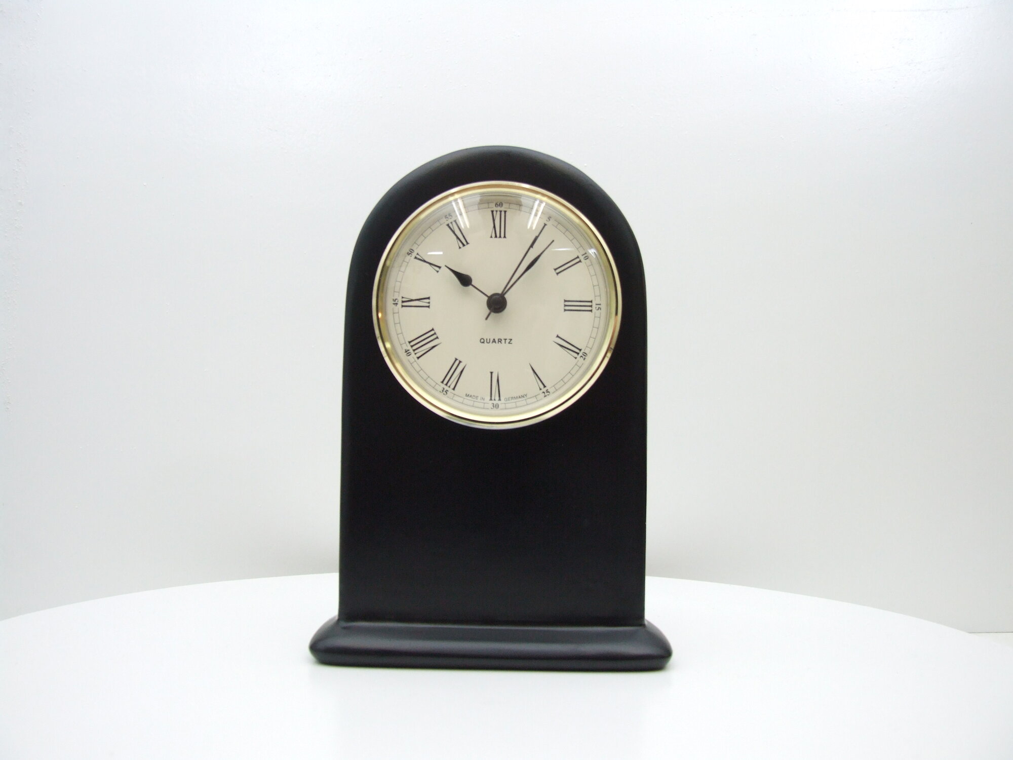 Часы интерьерные, настольные, ручная авторская работа, черного цвета