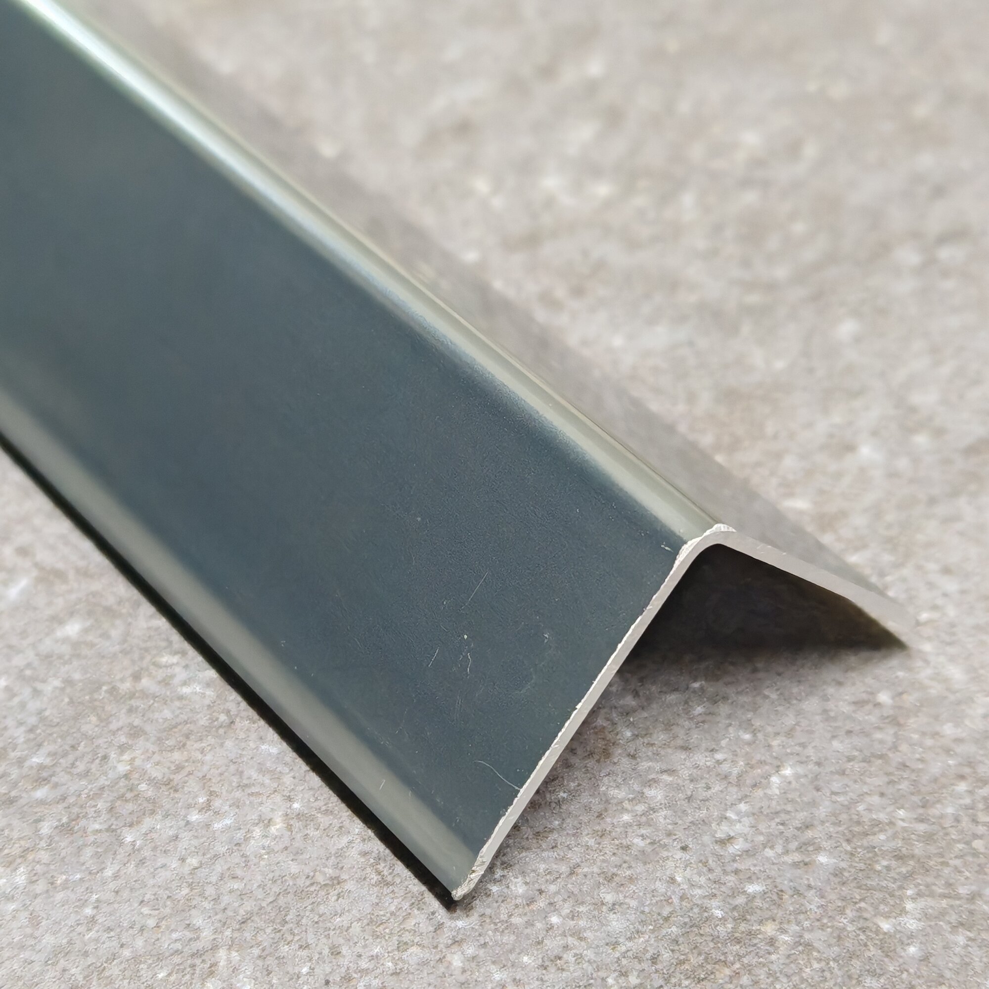 Угол внешний накладной для плитки алюминиевый анодированный 25х25мм 2,7м Графит глянец