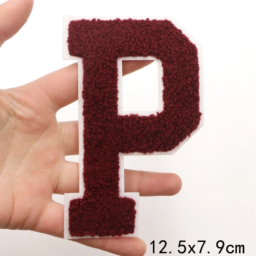 Буква P, винно-красная вышитая нашивка 12.5x7.9 см