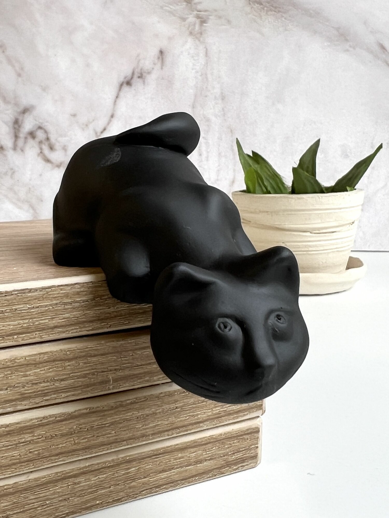 Статуэтка кот нырок на полку. Гипс. Цвет чёрный