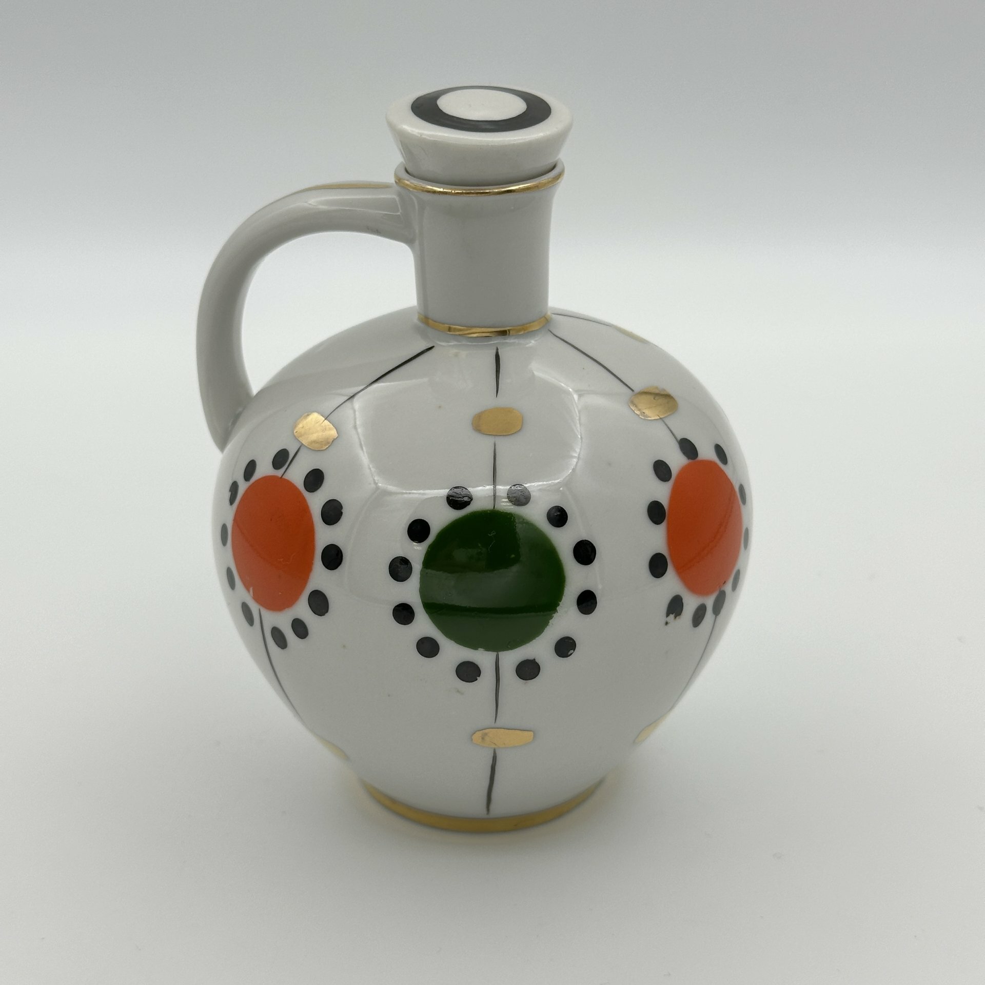 Штоф округлой формы, украшенный геометрическим узором, фарфор, роспись, деколь