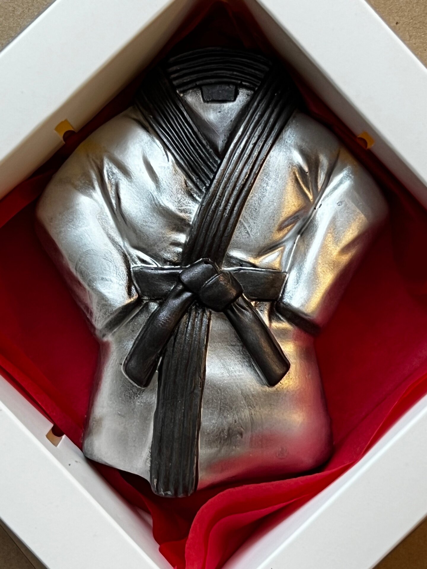 Шоколадная фигура "Кимоно", молочный бельгийский шоколад, ручная работа