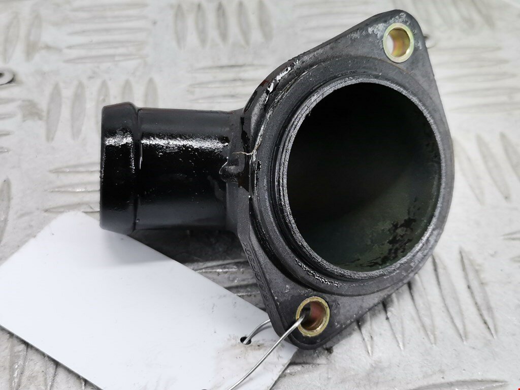 Корпус термостата Volkswagen Passat 5 030121121B арт. 1803838