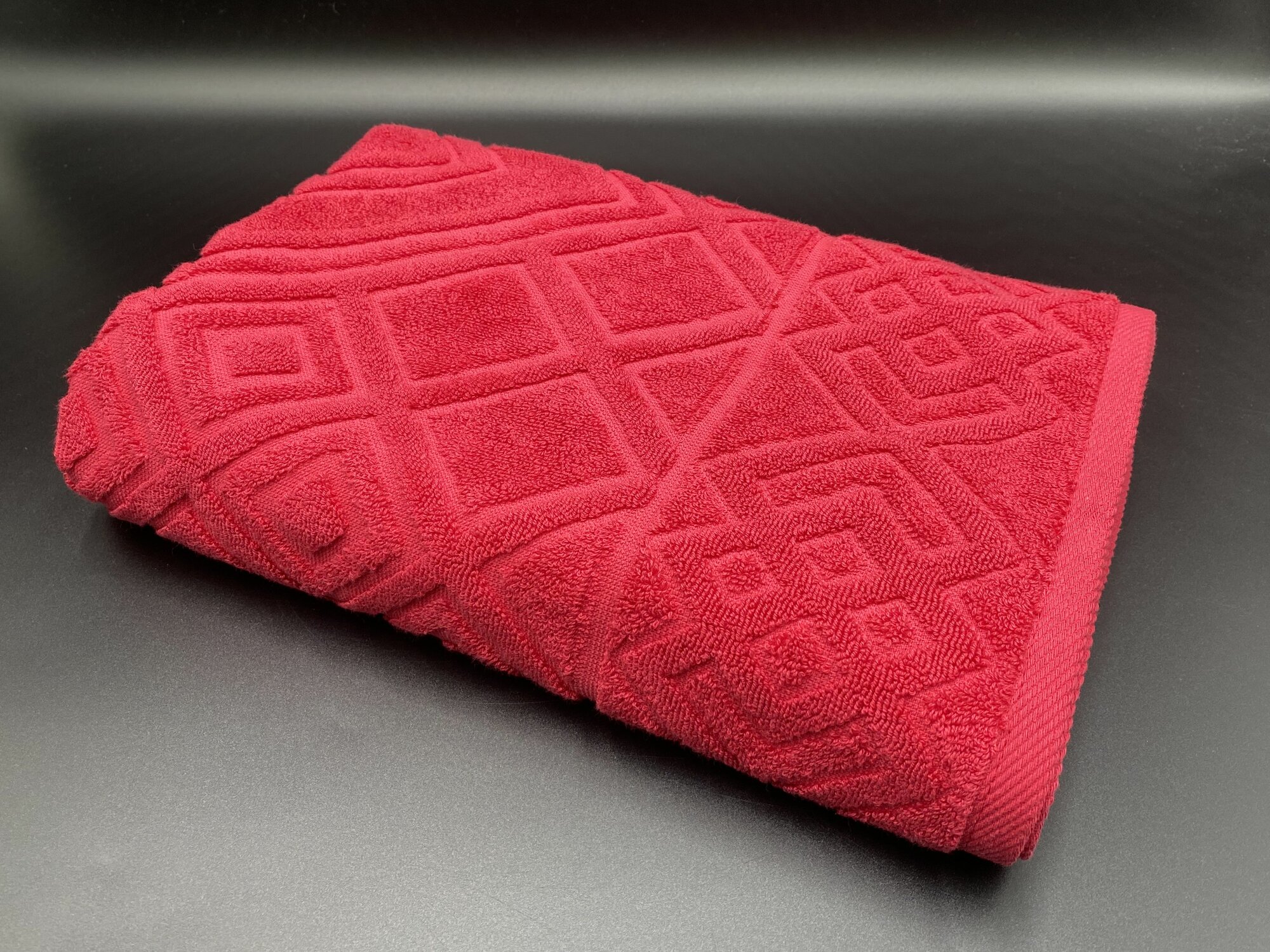 Полотенце махровое банное, для сауны, для ванны, для бассейна в подарок на День рождения, на Новый год, на Юбилей Ромбы Рубиновое 70*140 см