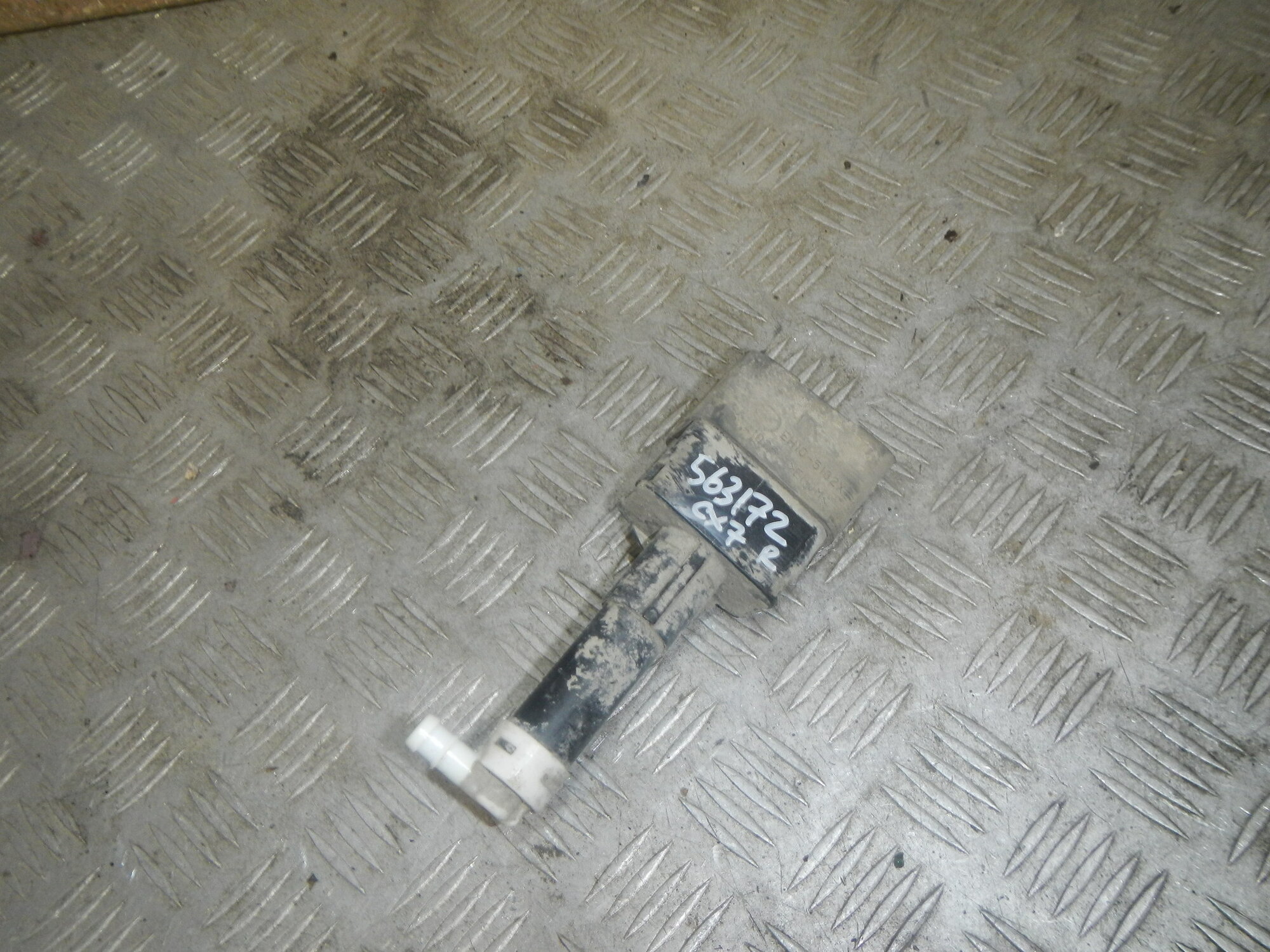 Б/У Форсунка омывателя фары, Mazda (Мазда)-CX-7 (07-) MAZDA CX-7 (07-) правая Сломано крепление. 563172 MAZDA арт. EH1051...