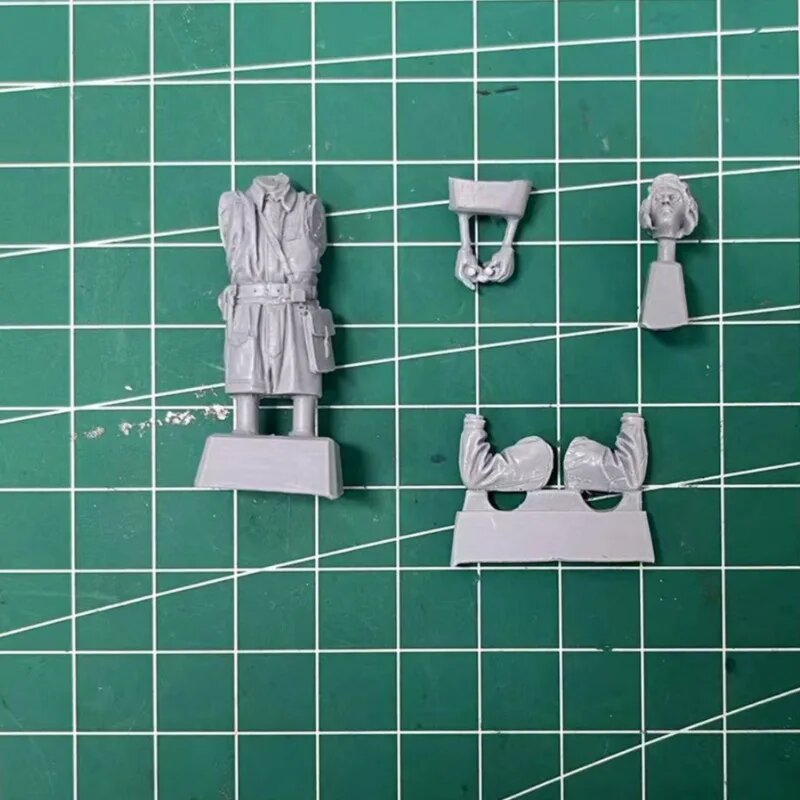 Модельная фигурка 1/35 "Красный танкист", mussels