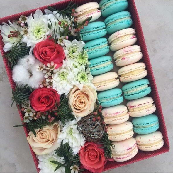 Подарочный набор на Новый год, цветы розы, хризантемы и нобилис с пирожными макаронс в коробке, подарок на Рождество