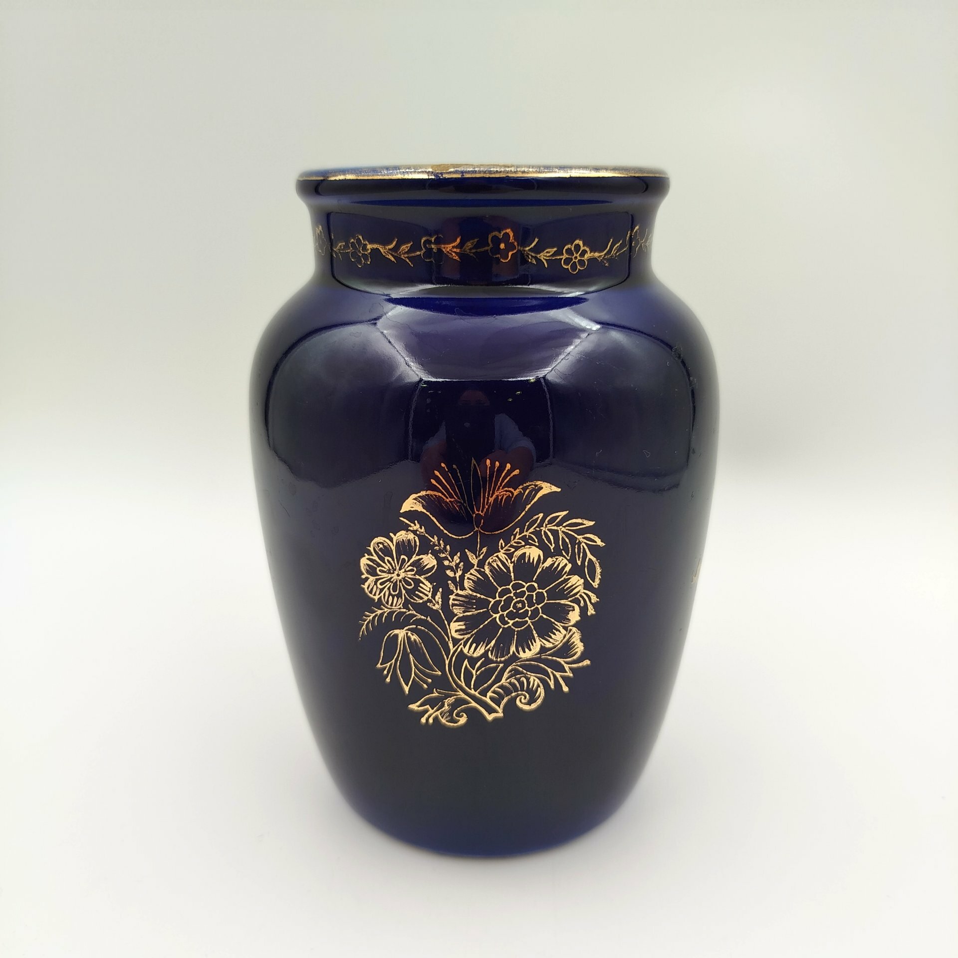 Ваза с орнаментальным декором на горлышке и цветочной композицией на тулове