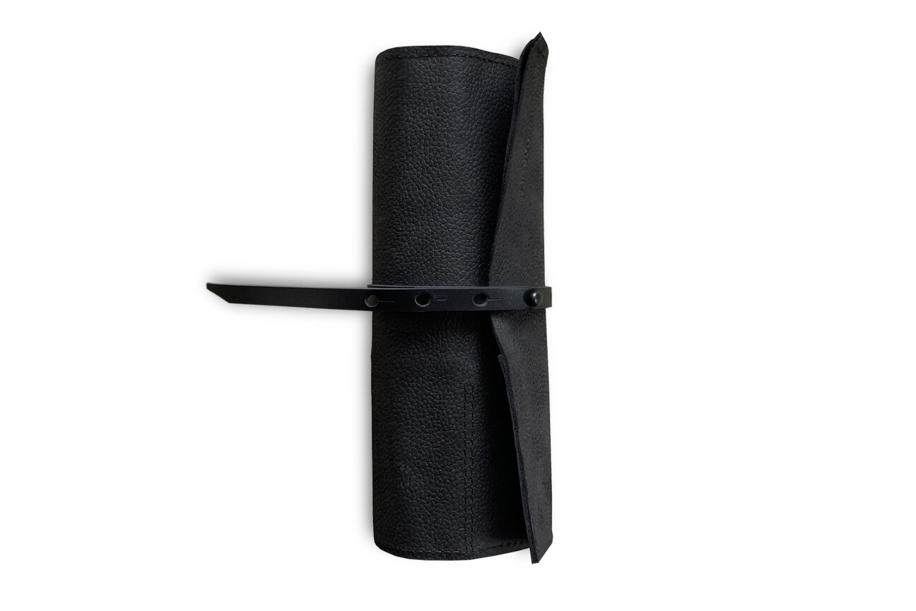 Кожаный пенал скрутка для карандашей и ручек черный DOSTIEN, натуральная кожа, без наполнения