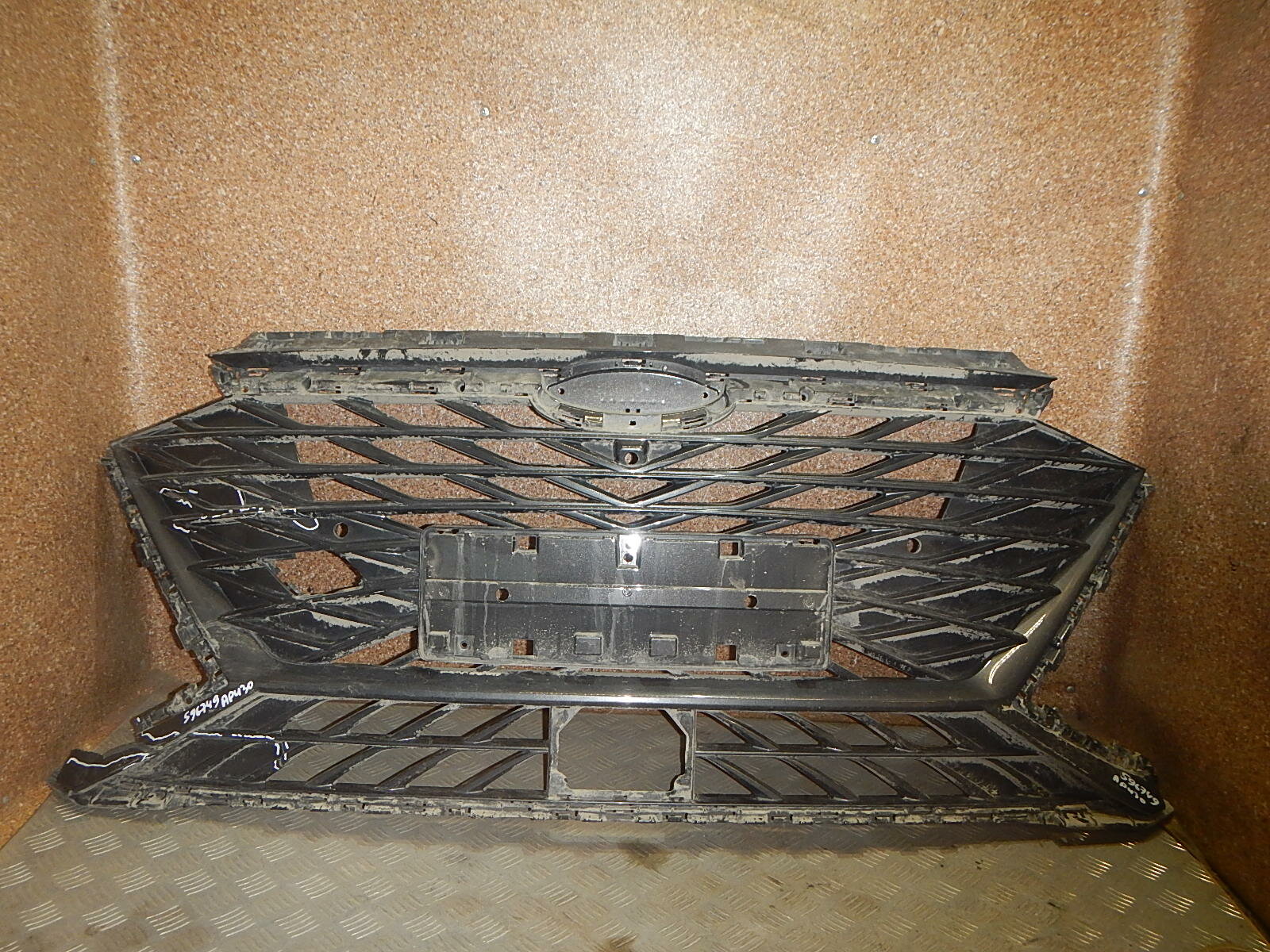 Б/У Решетка радиатора, Chery (Чери)-ARRIZO 8 (22-) Chery ARRIZO 8 (22-) Нет куска, трещина. 596749 CHERY арт. 602002705AA