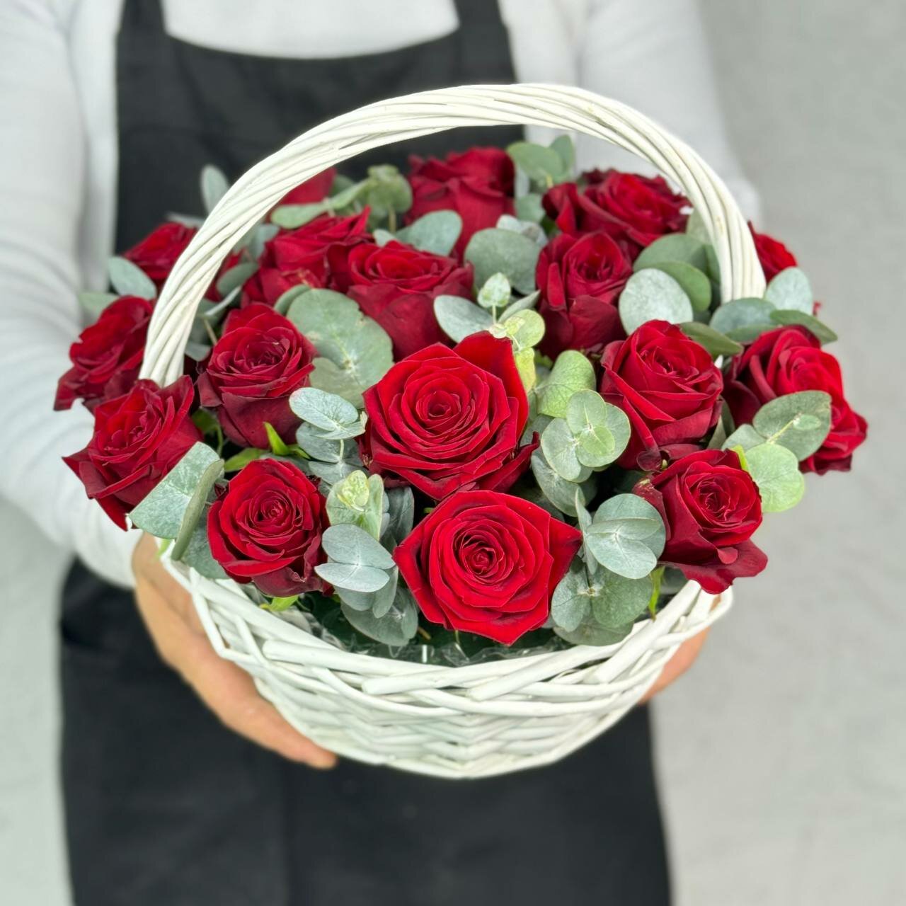 Корзина Rybe-Flowers, 19 красных роз и эвкалипт, подарок любимому человеку