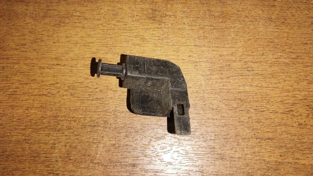 1H0947561A Концевик ручника Skoda Volkswagen Audi