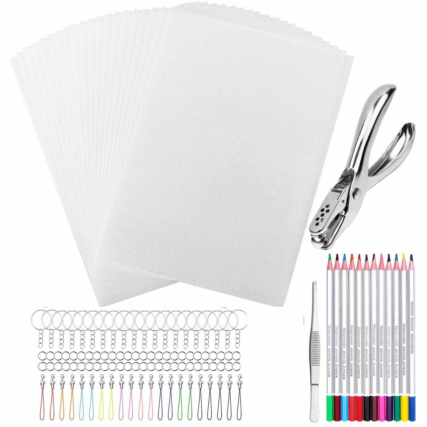 Эксклюзивный набор для творчества Shrink Dink включает 20 листов для термоусадки, дырокол, карандаш, пинцет, брелок и 124 детали