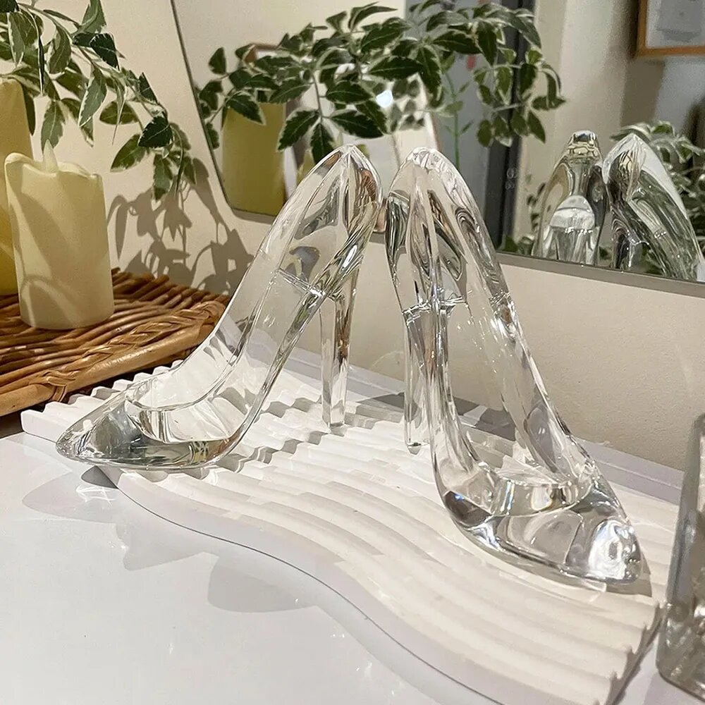 Декоративная статуэтка туфля на высоком каблуке из акрила 11,6х12,8х5,2 см, прозрачный сувенир для интерьера