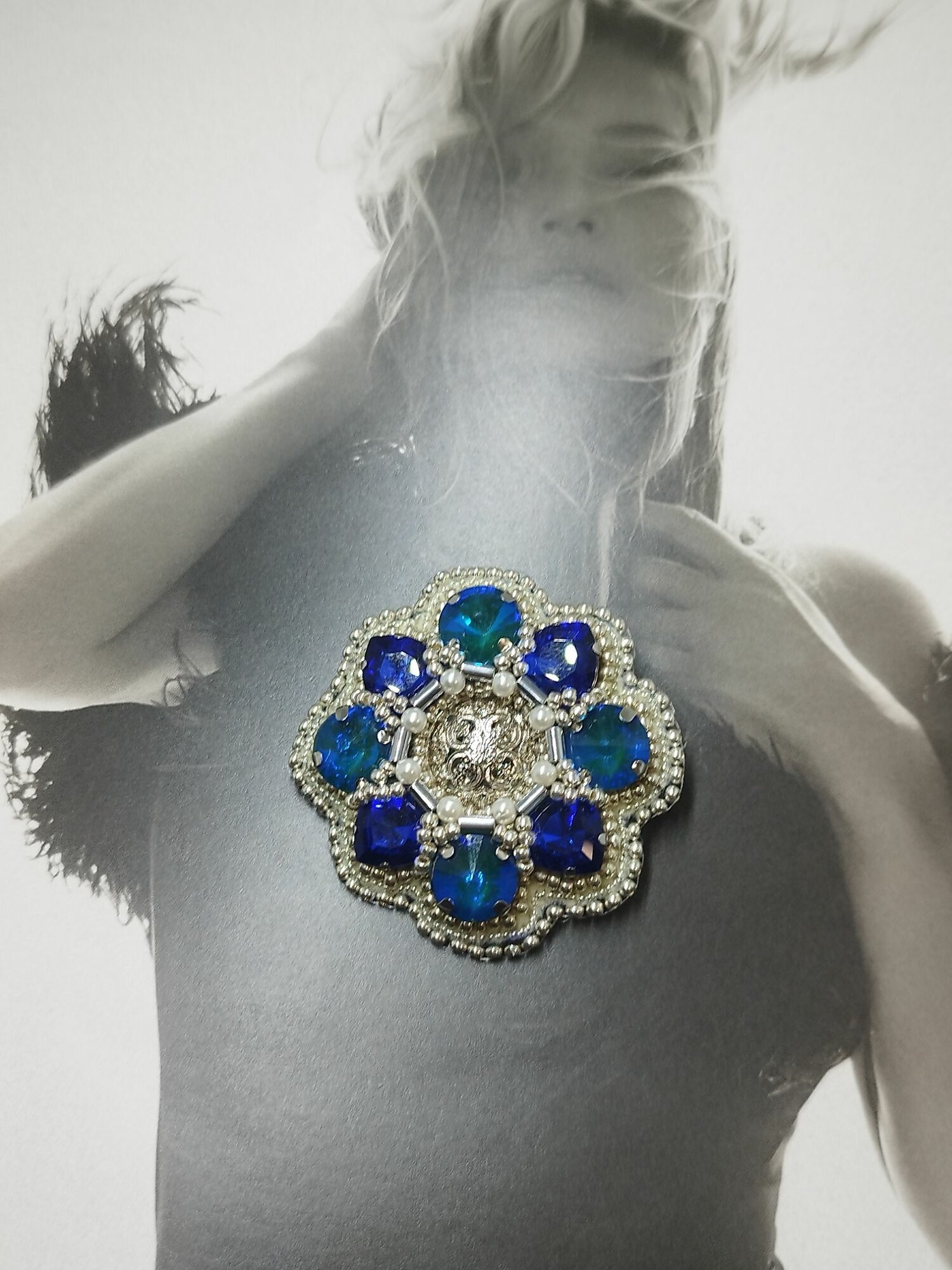 Брошь, стекло, стразы