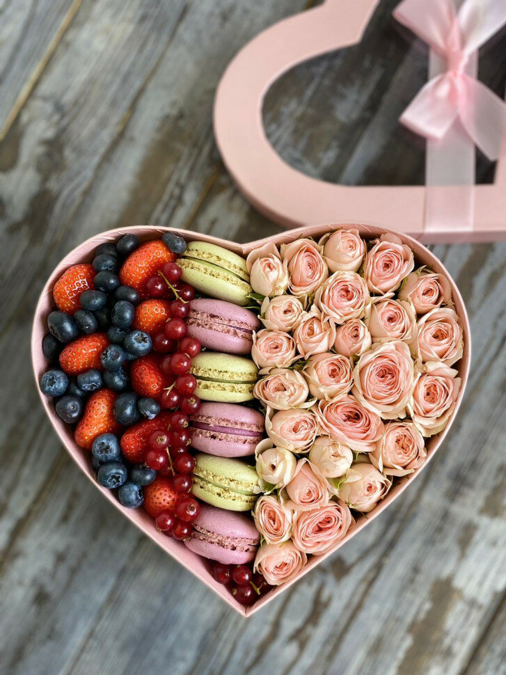 Розы, макаруны и ягоды в коробке (20 см) в форме сердца (BuketOnline)