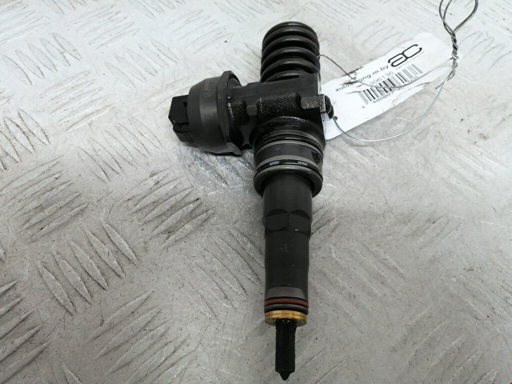 Форсунка дизельная электрическая Volkswagen Golf 5 038130073AG арт. 996136