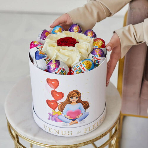 Букет Venus in Fleurs "Детский №41", розы и киндер-сюрпризы, 7 цветов, высота 25 см