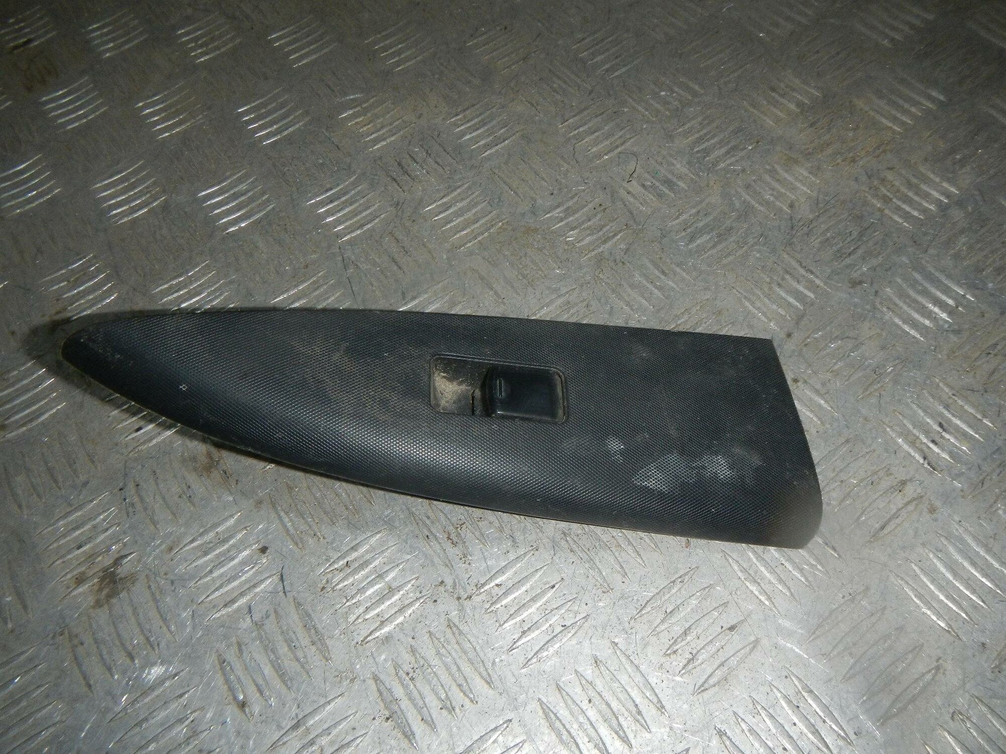 Б/У Кнопка стеклоподъемника, Nissan (Ниссан)-NOTE (E11) (06-) NISSAN NOTE (E11) (06-) Передняя правая Без видимых поврежд...