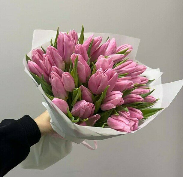 Букет Well Flowers "Тюльпаны", круглый, 45 цветов, 40 см, букет свежих цветов