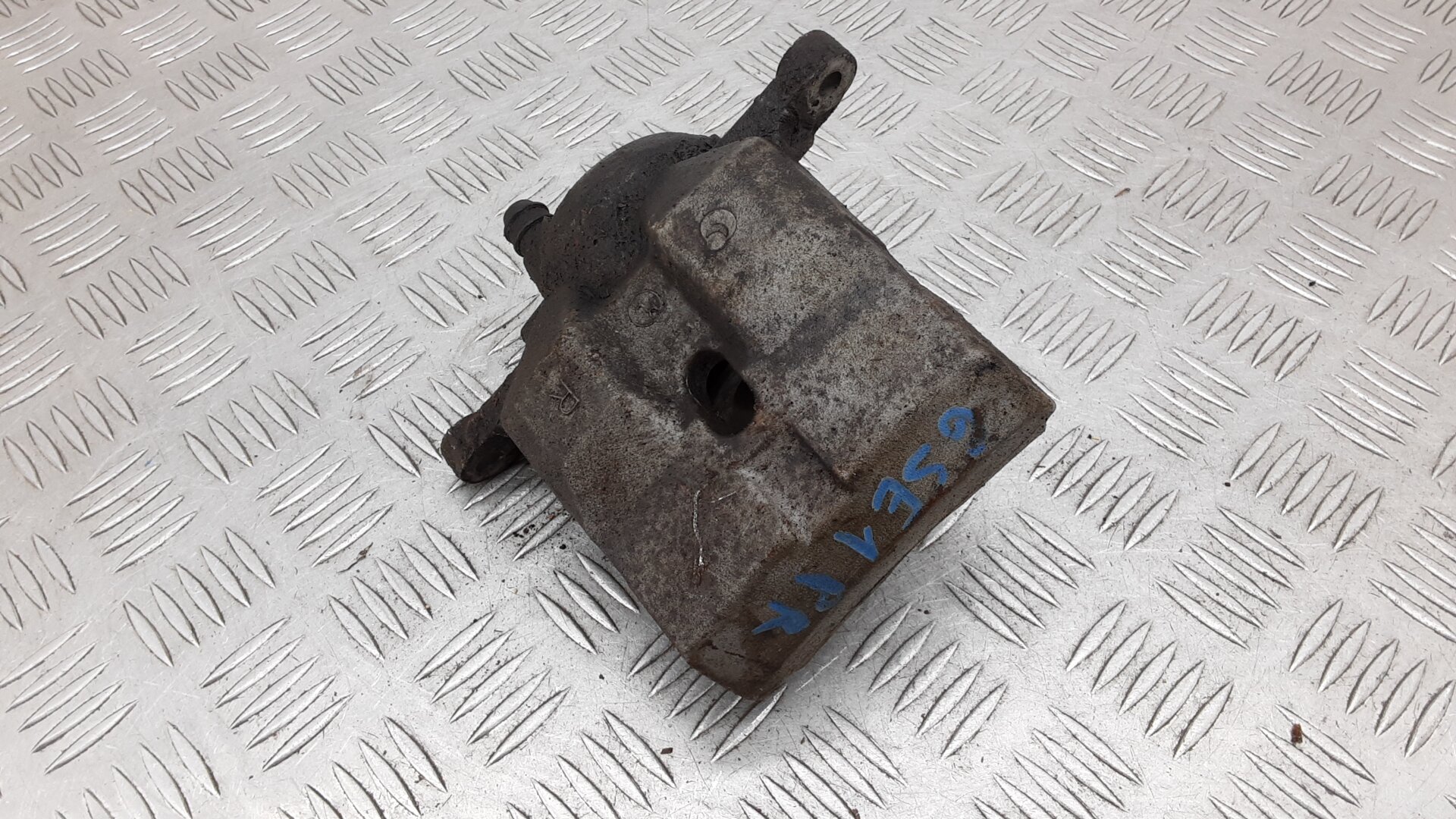 Суппорт тормозной передний правый TOYOTA PRIUS XW30, Номер 4773047060