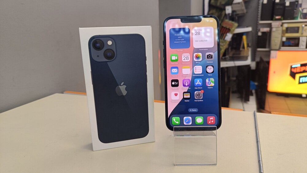 Смартфон Apple iPhone 13 128 ГБ, тёмная ночь, б/у, уценка