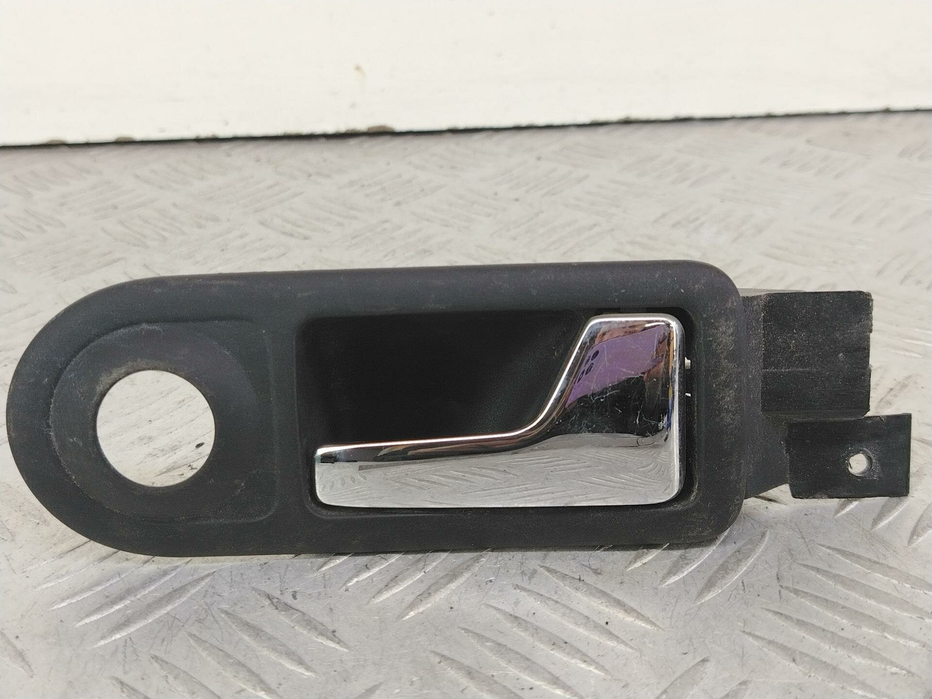 Ручка внутренняя двери передней правой Volkswagen Golf 4 (1997 - 2006) 1J0837114