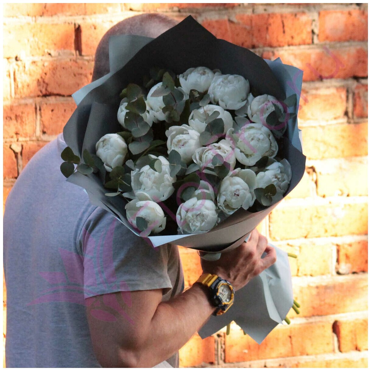 15 белых пионов с эвкалиптом в дизайнерской упаковке