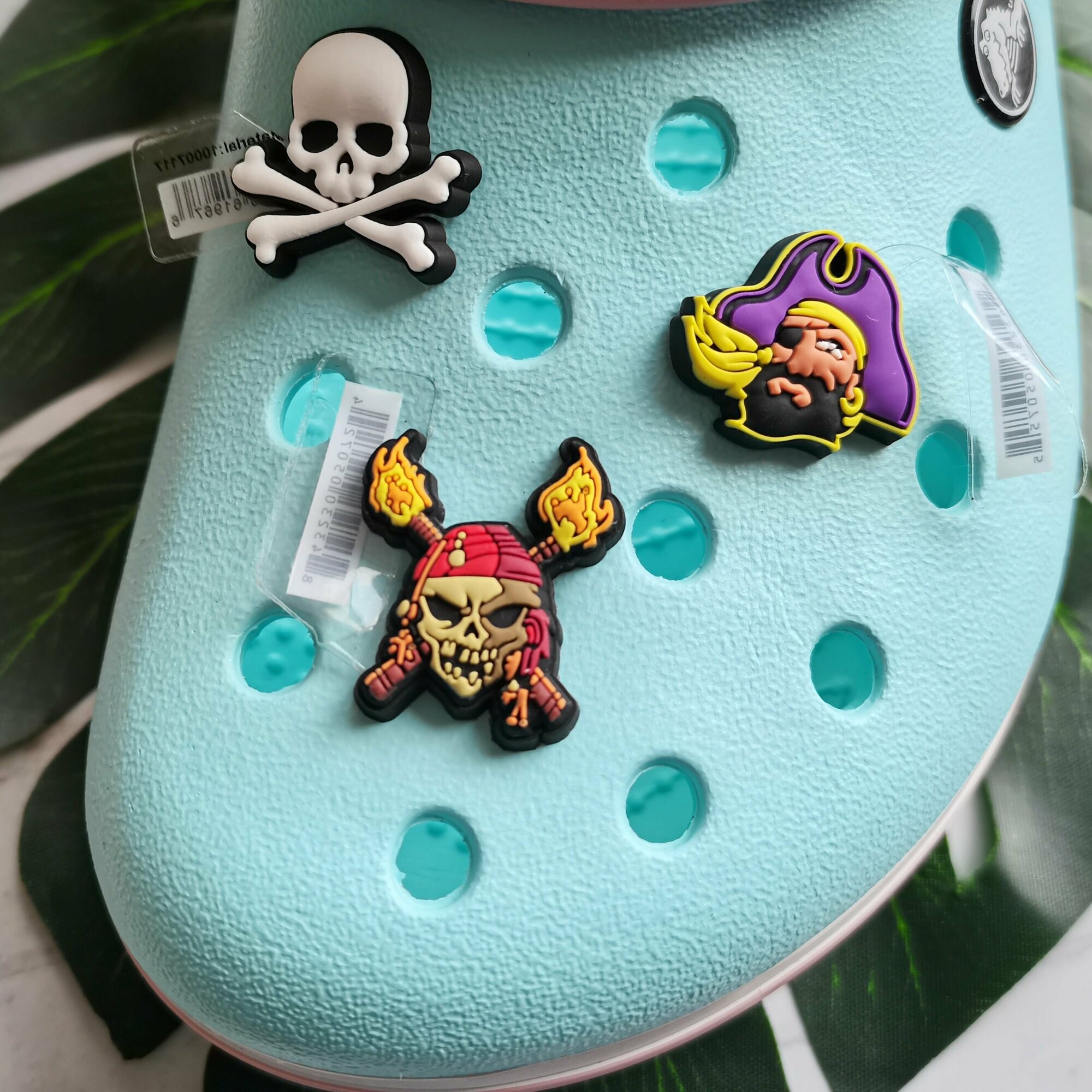 Джибитс на crocs мужские пират скелет кости череп