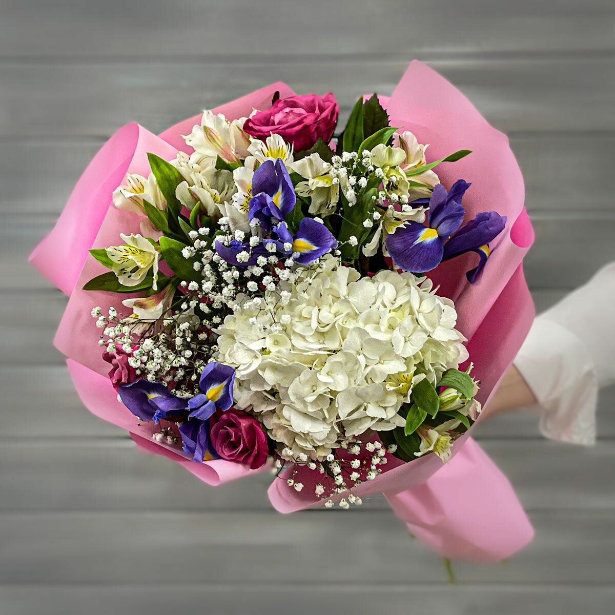 Букет из живых цветов гортензии, ирисов, альстромерий и роз