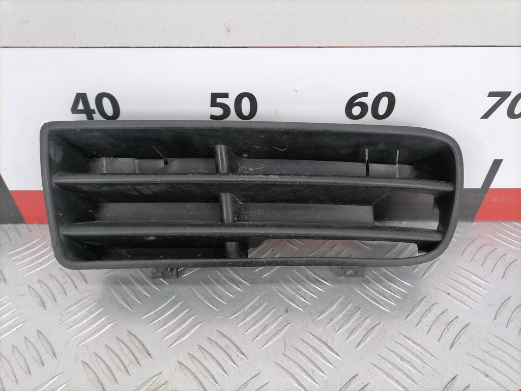 Решетка (заглушка) в бампер левая Volkswagen Golf 4 1J0853665B арт. 1546858