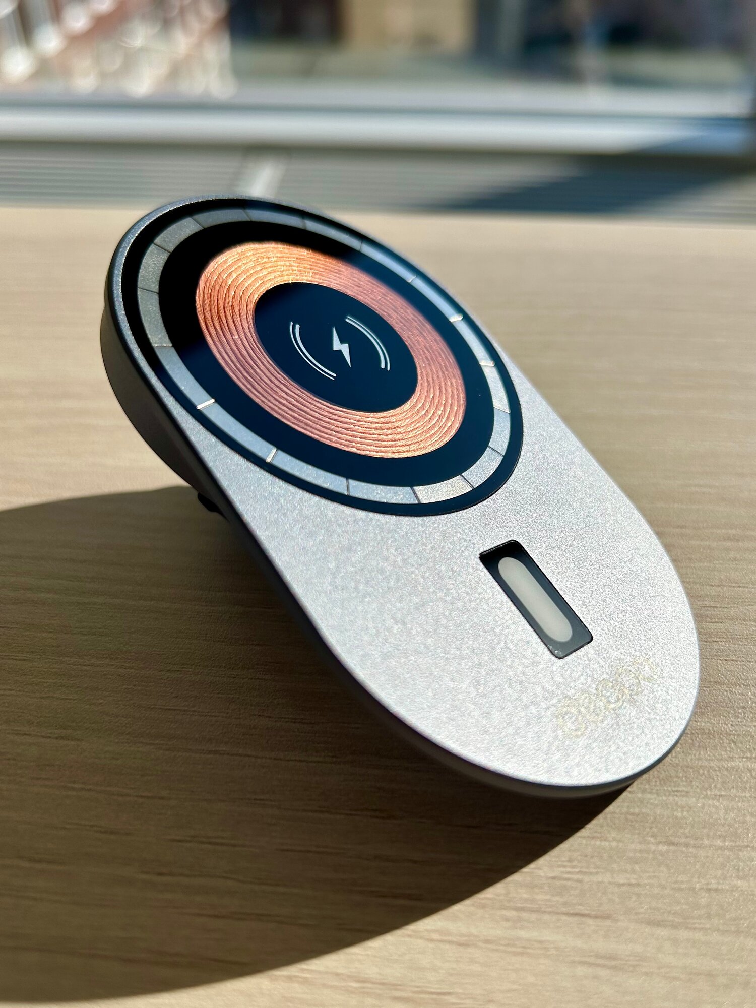 Автомобильный держатель с беспроводной зарядкой магнитный Crystal Slim QI, серый, Deppa