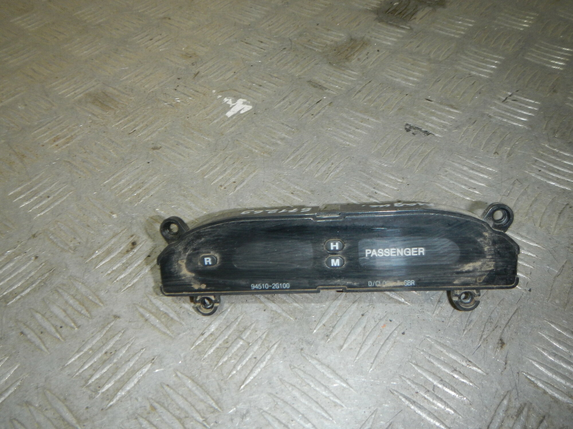 Б/У Часы, KIA (Киа)-MAGENTIS (05-10) KIA MAGENTIS (05-10) Царапины. 571269 Hyundai-KIA арт. 945102G100