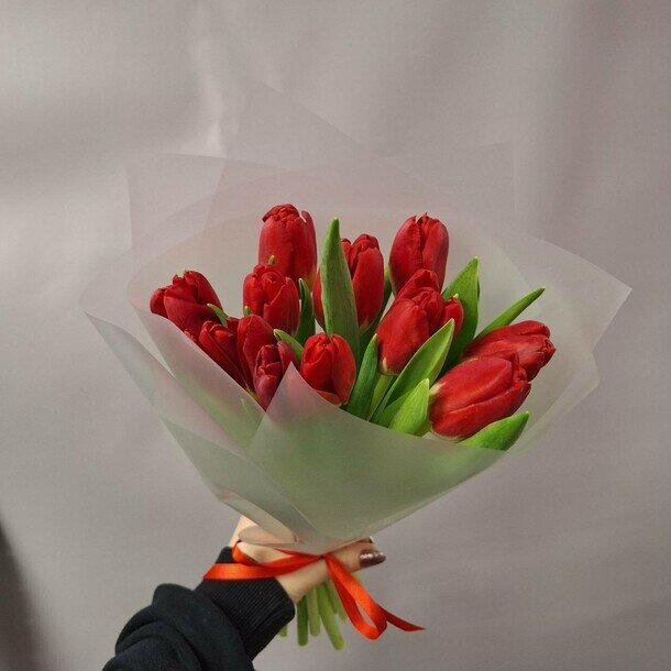 Букет Well Flowers, красные тюльпаны, круглый, упаковка, 11 шт, XL, в пленке, букет свежих цветов
