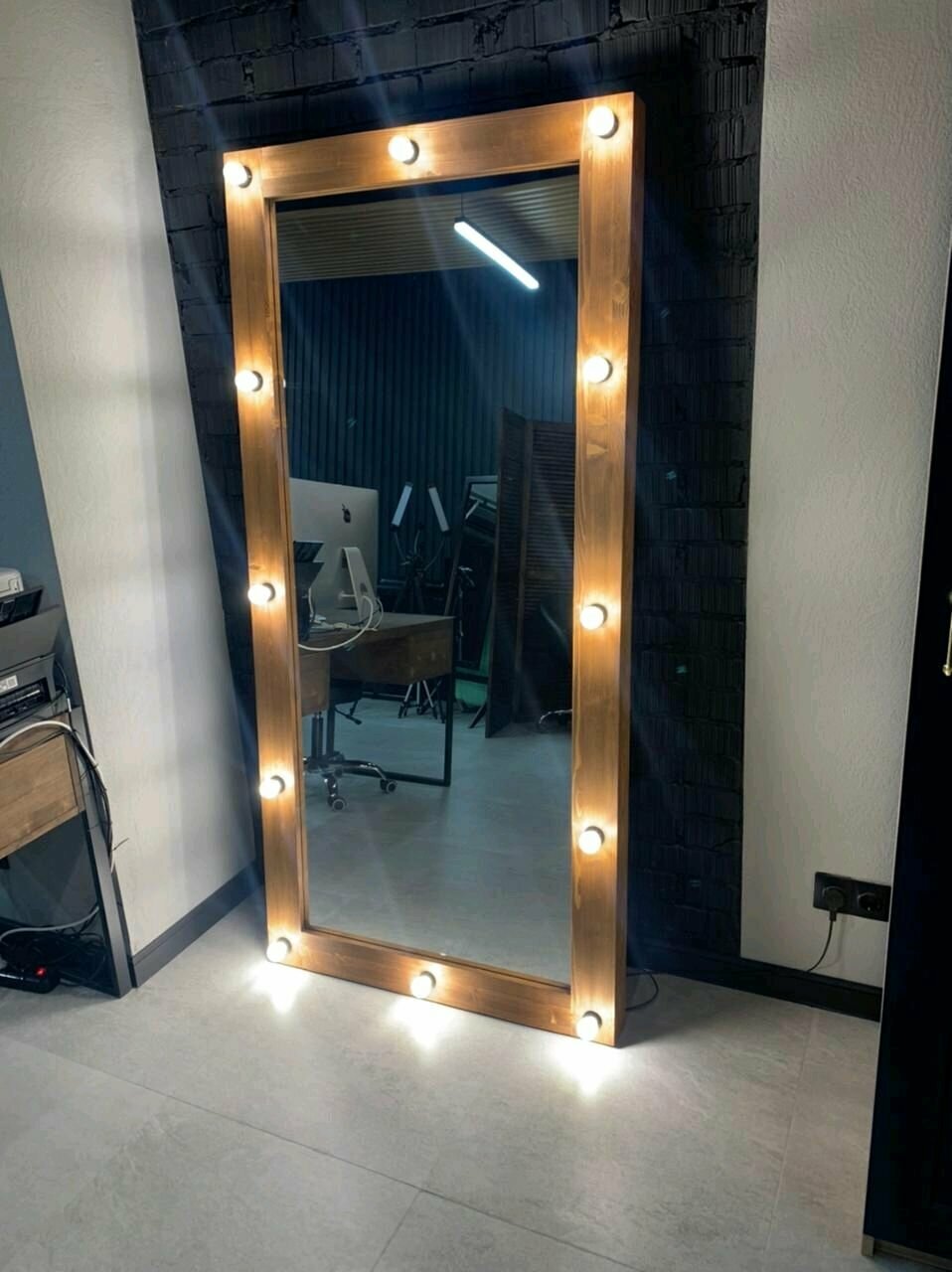 Зеркало напольное "EasyLOFT" в стиле лофт, рамка с лампами, ручная отделка, в прихожую