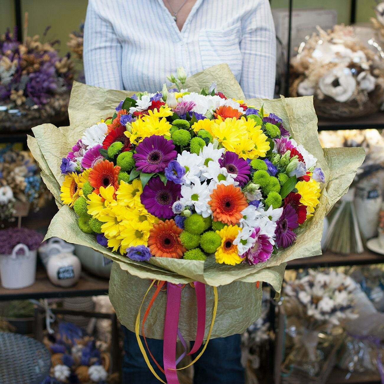 Букет цветов "Забава" Charlotte, гербера, хризантема, эустома, сборный, крафт-бумага