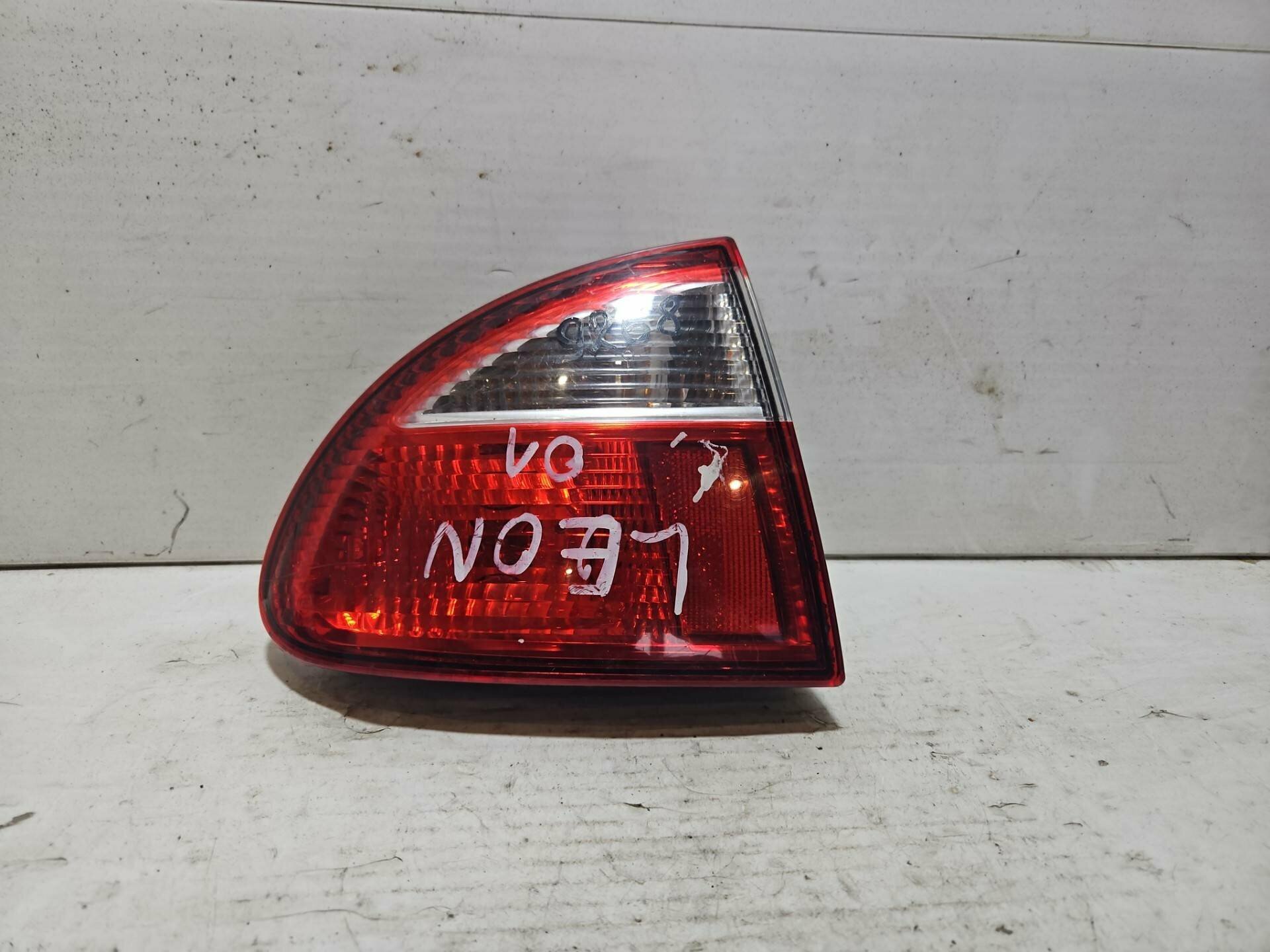 Фонарь задний левый SEAT Leon (1999 - 2005) 1M6945111