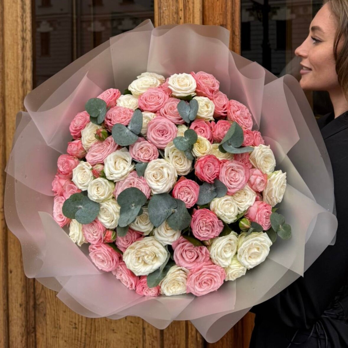 Букет из кустовых роз 51 шт и эвкалипта, красивый букет цветов, шикарный, премиум цветы, премиум букет