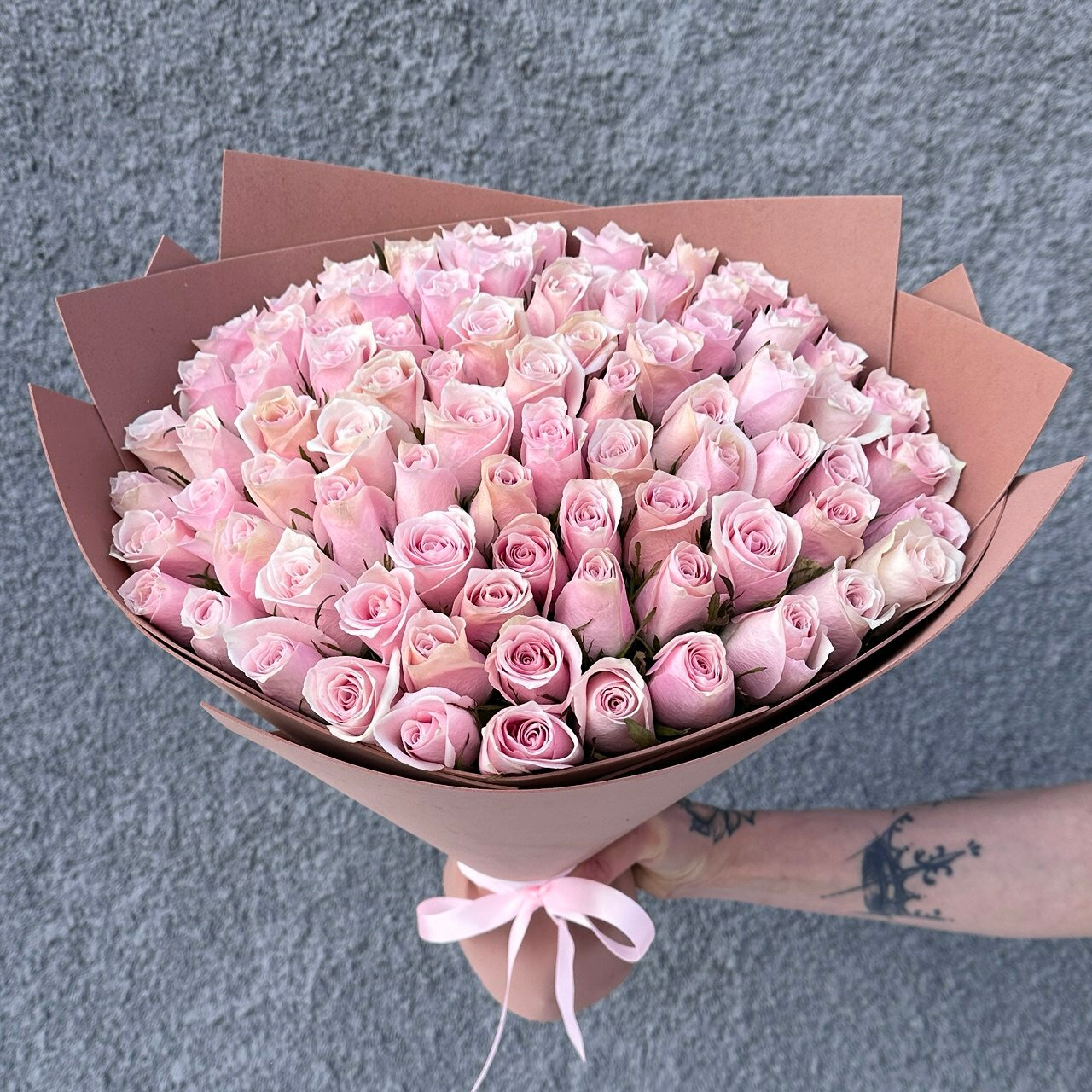 Букет цветов из 101 розовой розы в упаковке / Арт. 784593 / Радуга Букет