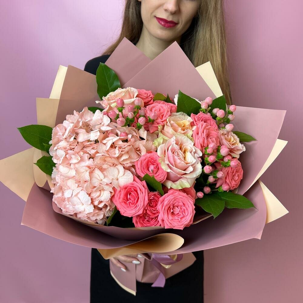 Букет "Самой красивой" из кустовых роз, гортензии, гиперикума, круглый, высотой 40 см.