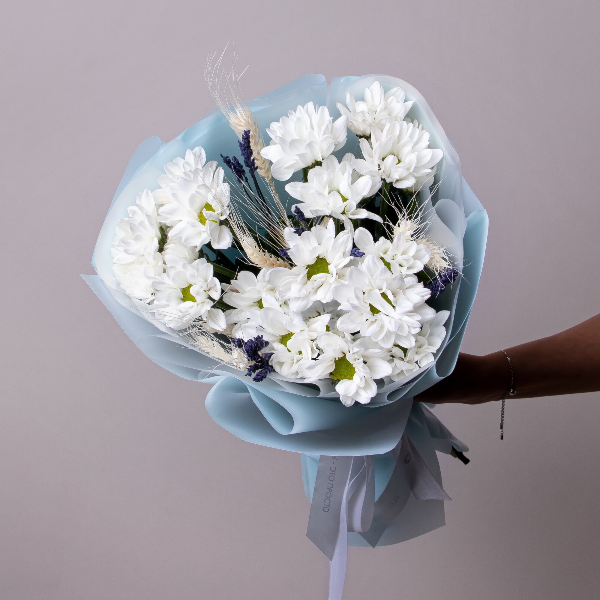 Букет цветов Пшеничная коса XS из хризантем и лаванды в коробке и аквабоксе от "Простоцветы"