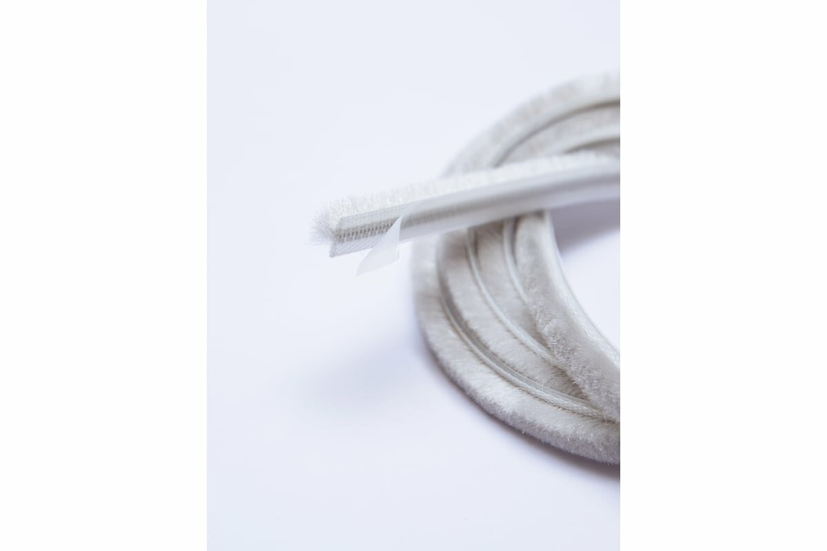 KOMFORT фетр уплотнитель москитных сеток щеточный самоклеящийся 7-6мм серебро 2м ФУМС5475